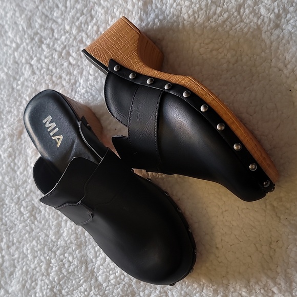 MIA | Shoes | Mia Daisy Slipon Clogs | Poshmark